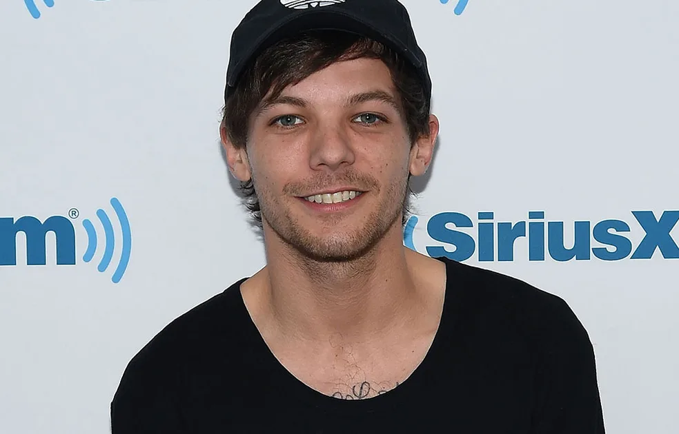 Louis Tomlinson Sassed A Fan | Girlfriend
