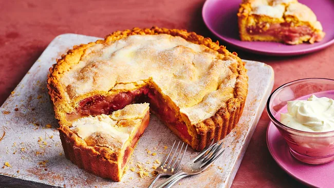 Apple and Rhubarb Pie | New Idea
