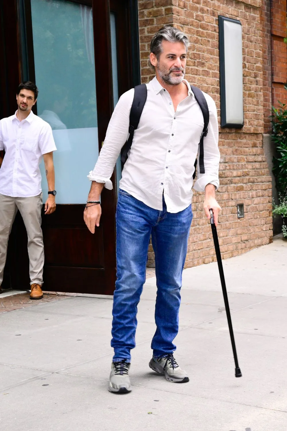 Why does Jennifer Aniston's boyfriend Jim Curtis use a cane? | New Idea