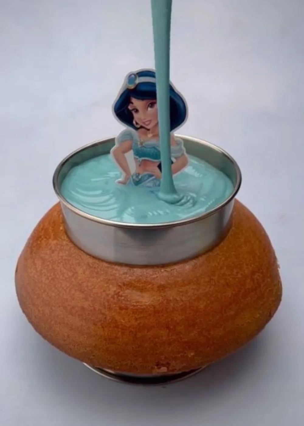 These princess 'tsunami' cakes are taking over the internet right now ...