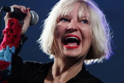 Sia gives rare glimpse of her face | New Idea