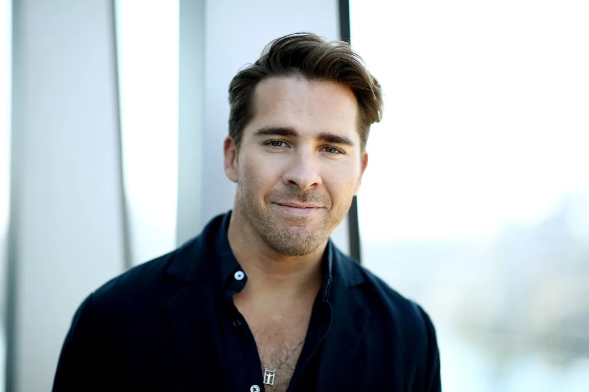 Hugh Sheridan announces SPLIT from fiance Kurt Roberts | New Idea