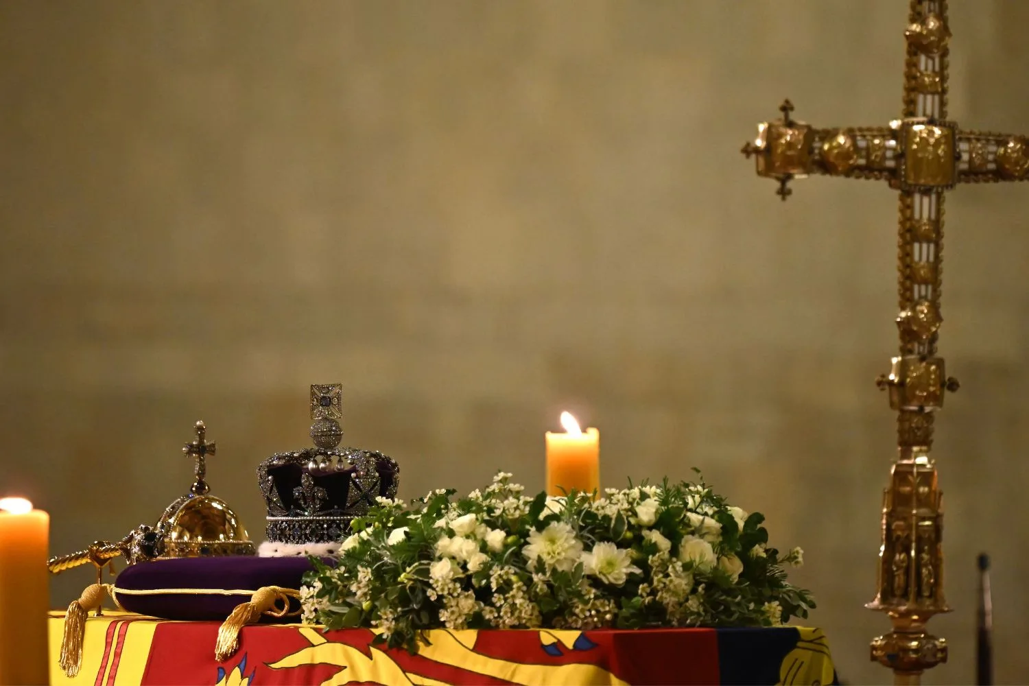 The shocking moment Royal Guard COLLAPSES in front of Queen's coffin ...