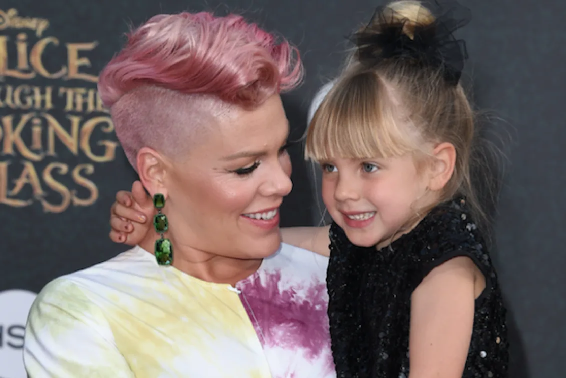 Pink mummy shamed after cooking with her kids | New Idea