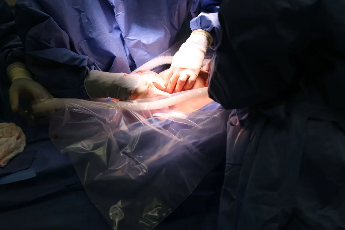 Baby born inside her amniotic sac – see the incredible pics | New Idea