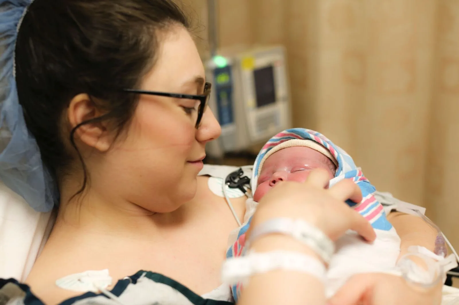 Baby born inside her amniotic sac – see the incredible pics | New Idea