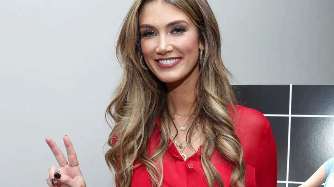 WATCH: Delta Goodrem hides left hand during red carpet appearance | New ...