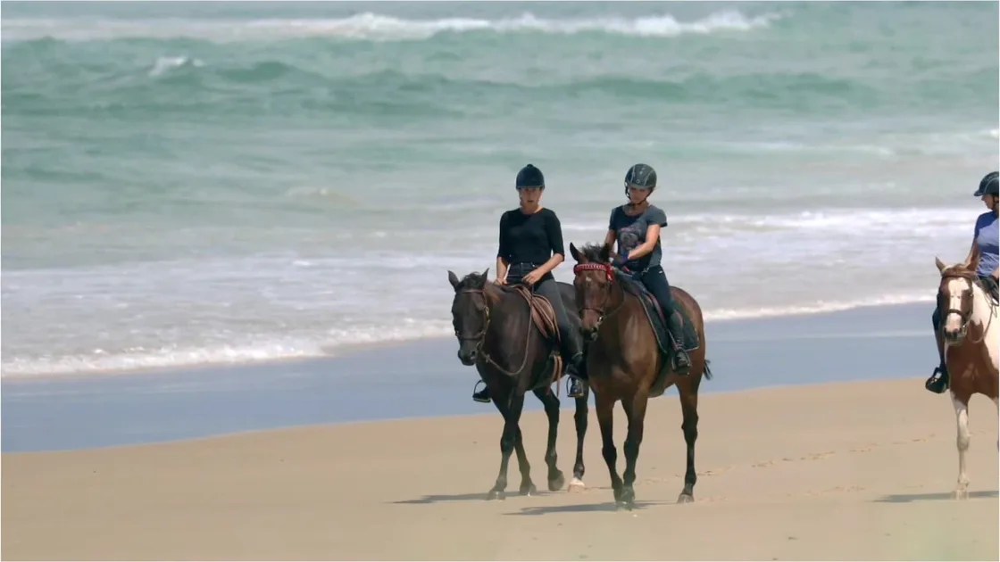 WATCH: Elsa Pataky Enjoys a Horse Ride on the Beach | New Idea