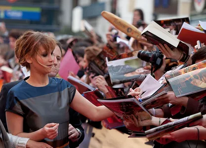 Left-Handed Celebrities - 10 Most Famous Left Handers | New Idea