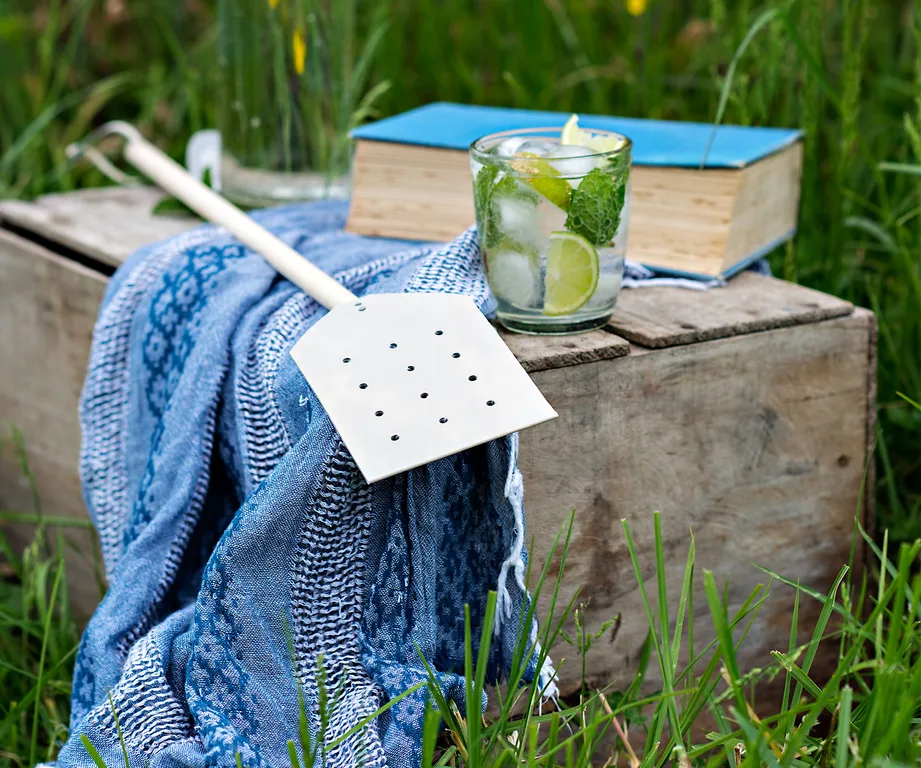 How to create your own environmentally friendly insect swatters