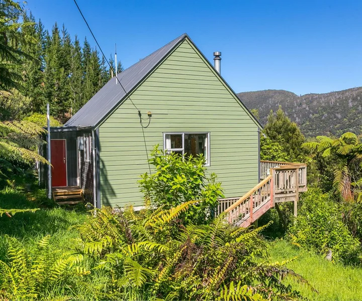 5 best retro baches currently for sale in New Zealand