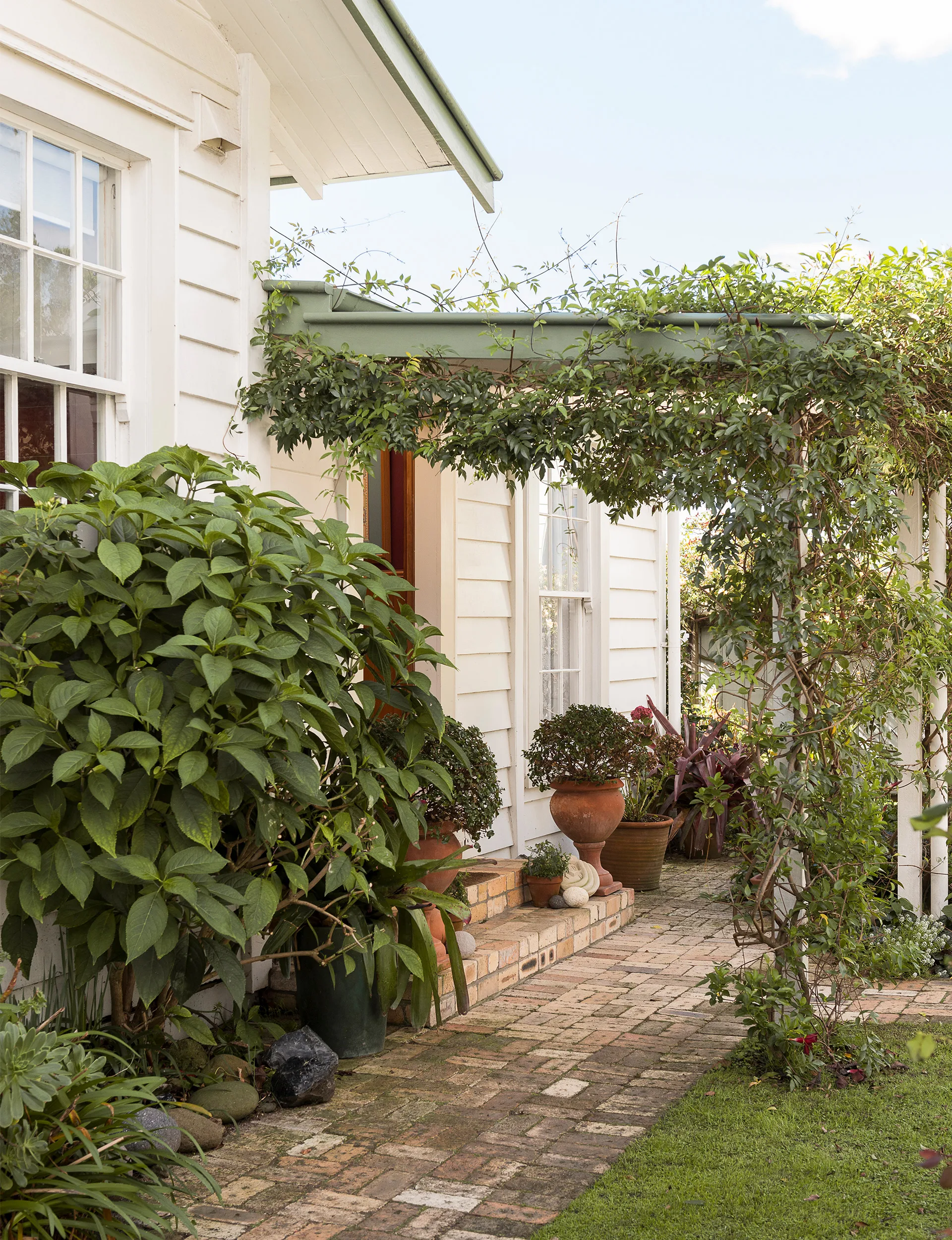 How to create a cute cottage garden brimming with flowers