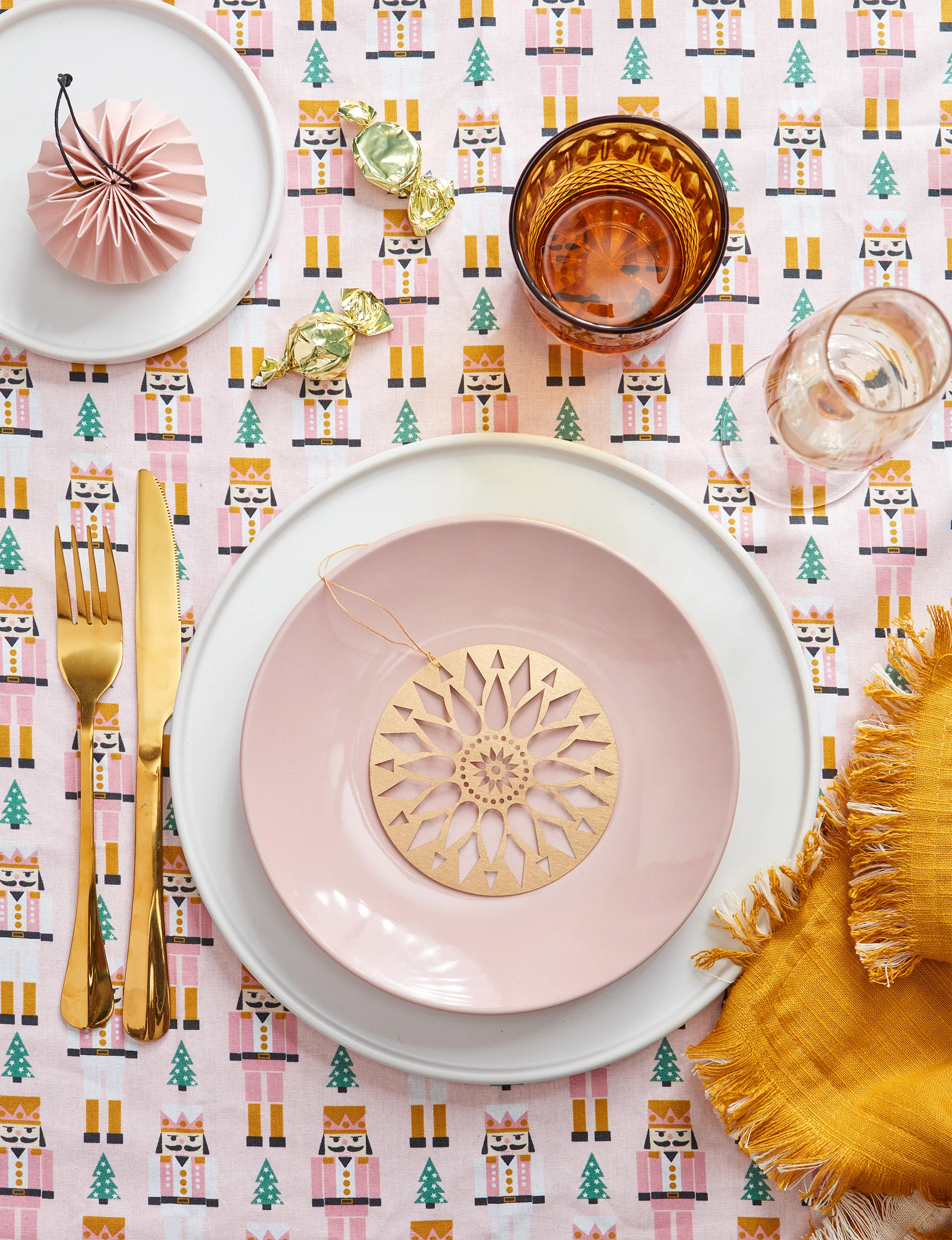 These 8 Christmas table settings will make your dinner party unforgettable