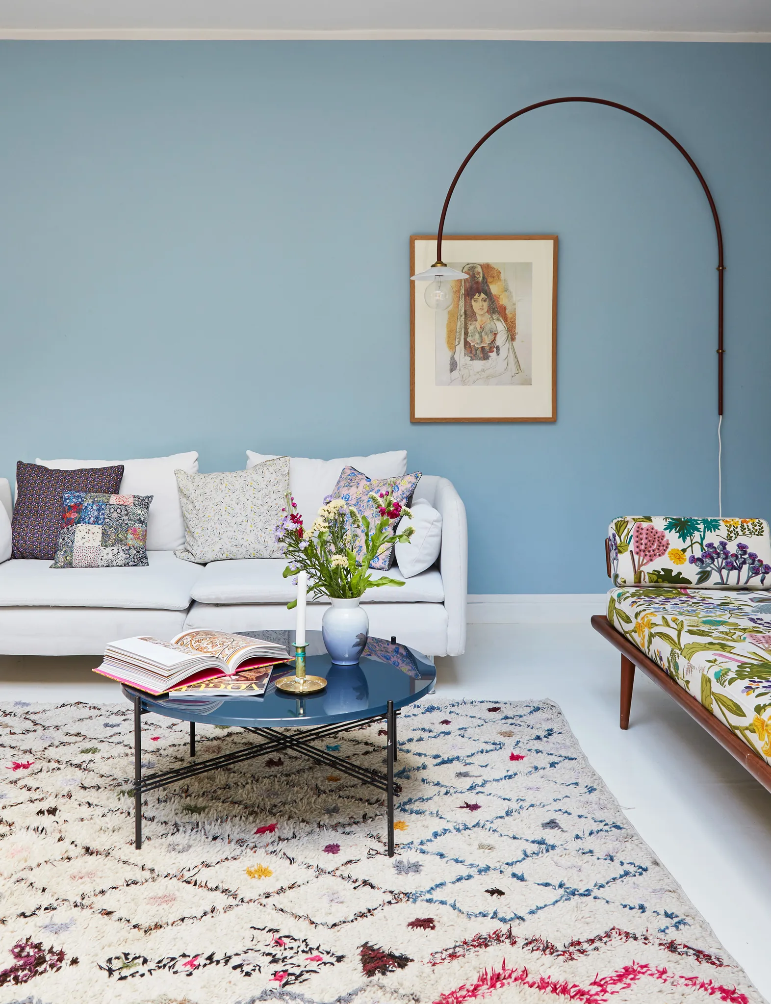 This stylish apartment will make you want to decorate with pale blue