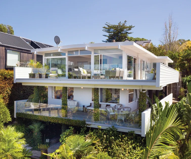 Relax in paradise with spectacular Auckland harbour views