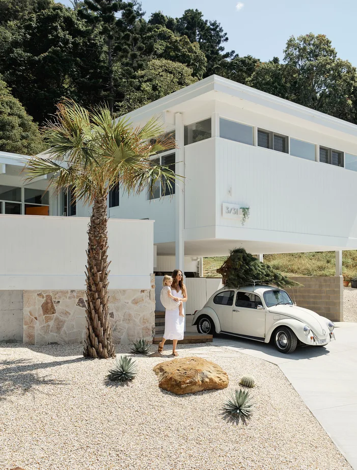 This modern mid-century new build in Byron Bay is a lesson in style