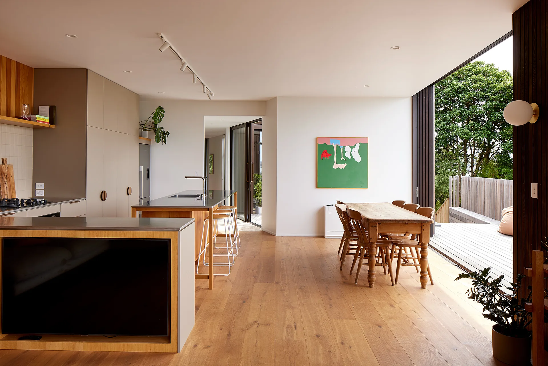 This Raglan bach provides a spectacular entertaining space with 180 ...