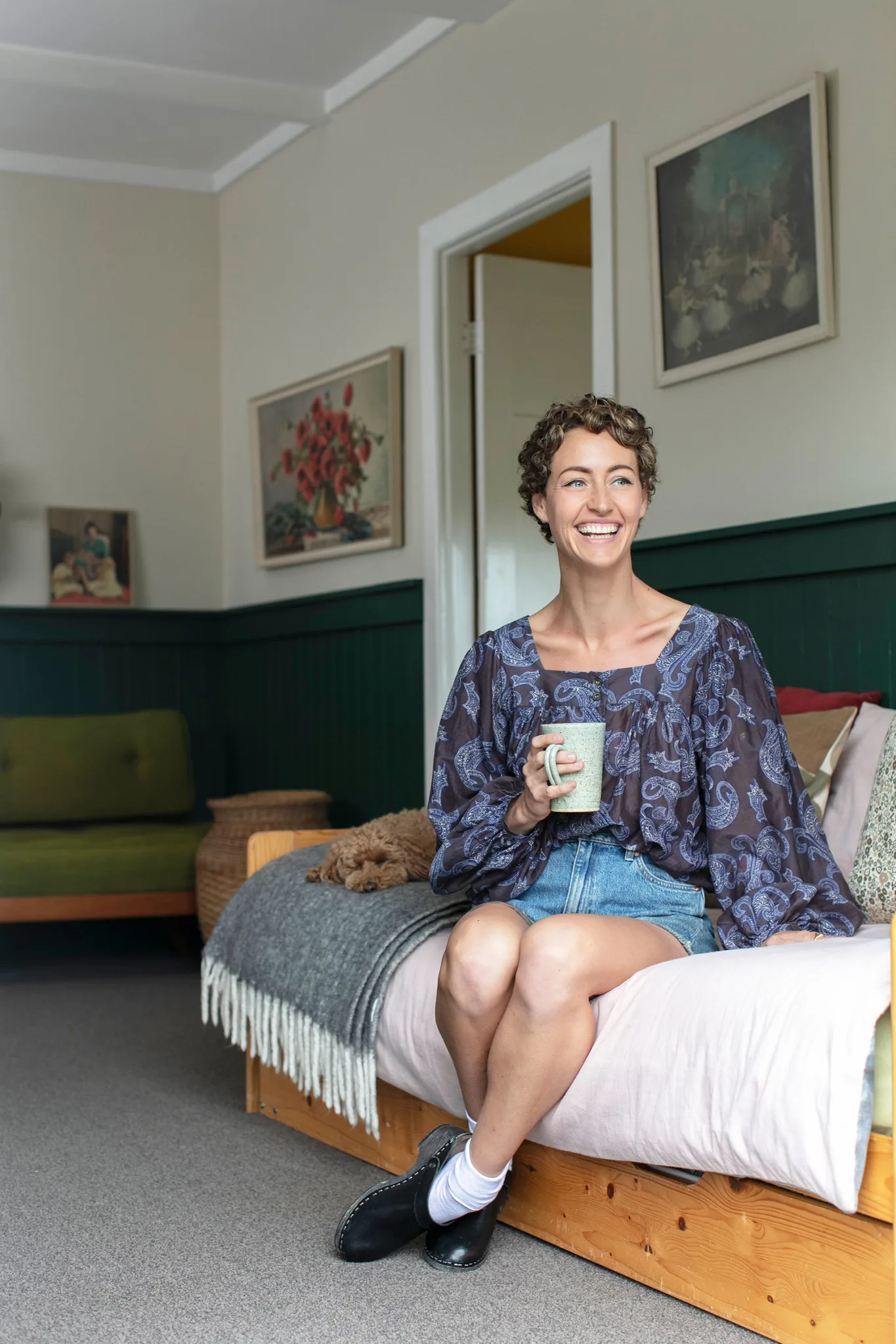 Eleanor Cripps has given this 1930s Piha bach a colourful update - Your Home and Garden NZ