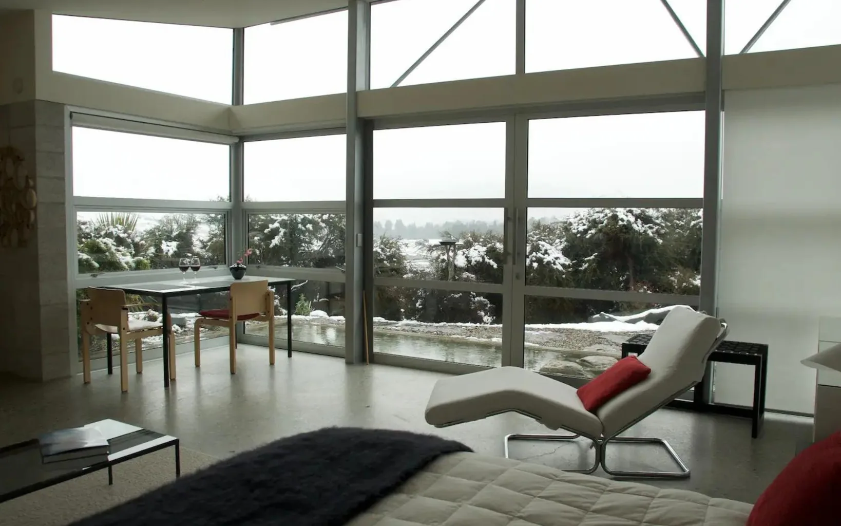 6 Wānaka Airbnb stays for your next lakeside getaway