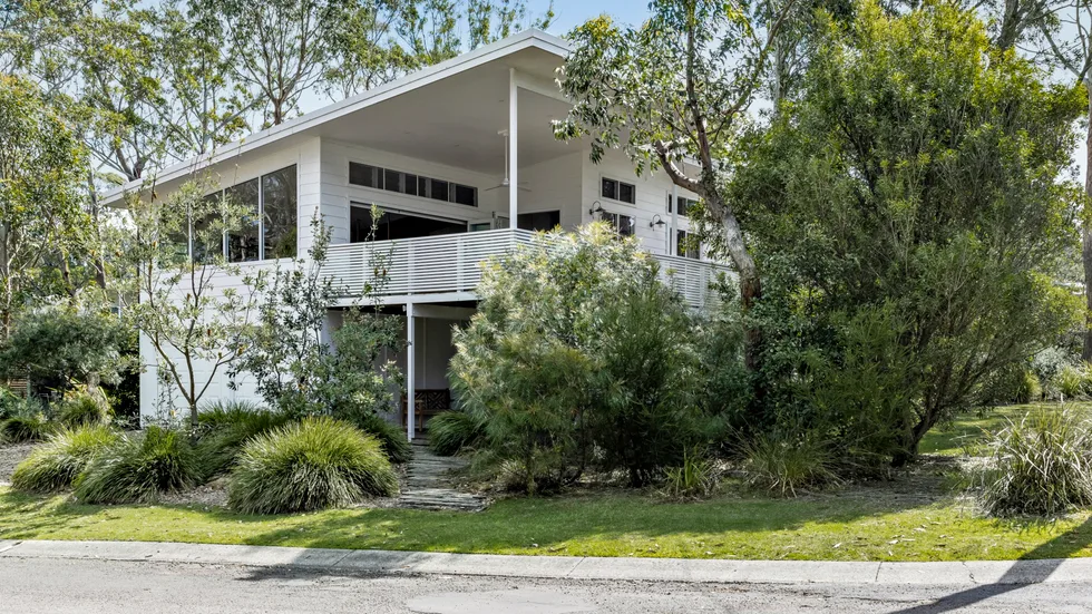 A classic coastal weatherboard becomes a grown up beach house| Home ...