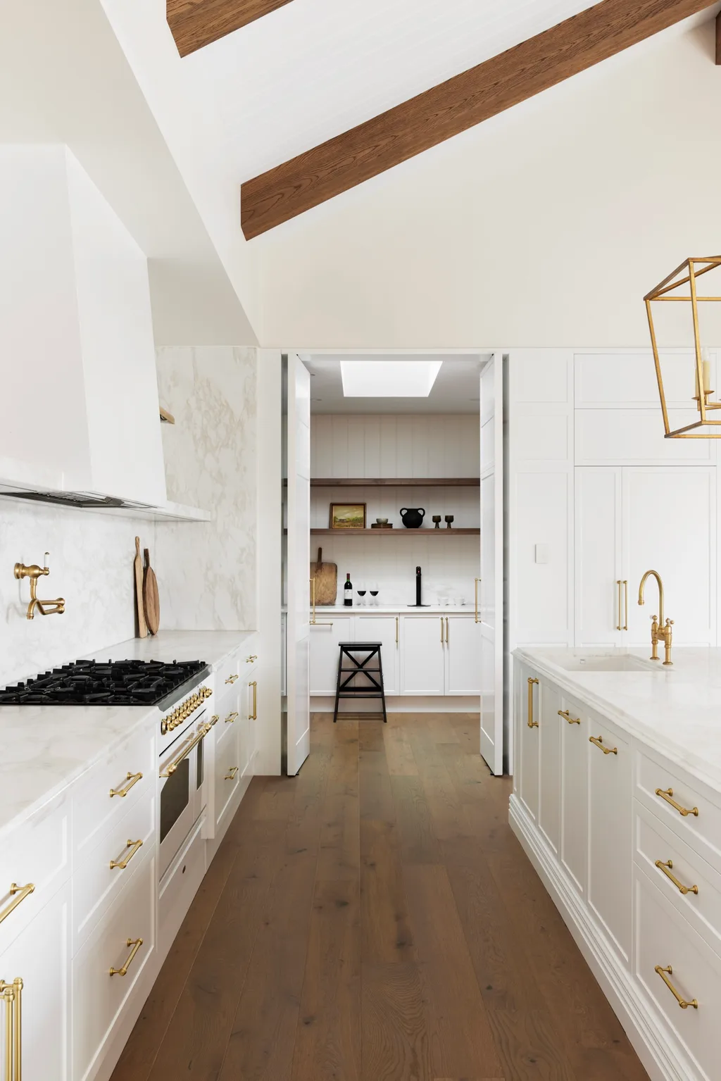 A farmhouse-style home by Alisa and Lysandra celebrates warm textures ...