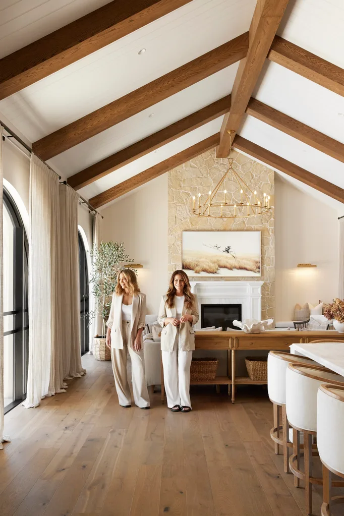 A farmhouse-style home by Alisa and Lysandra celebrates warm textures ...