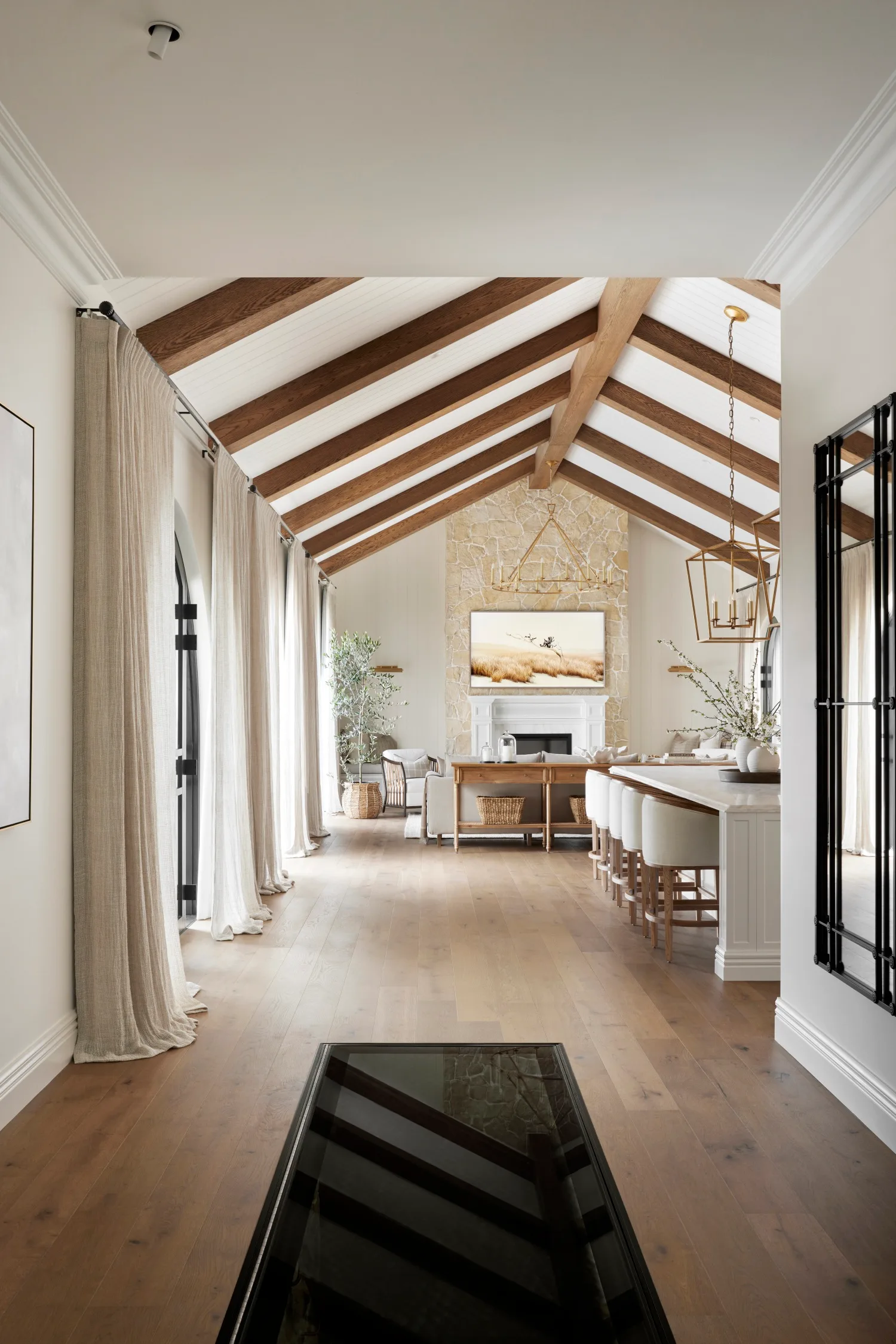 A farmhouse-style home by Alisa and Lysandra celebrates warm textures ...