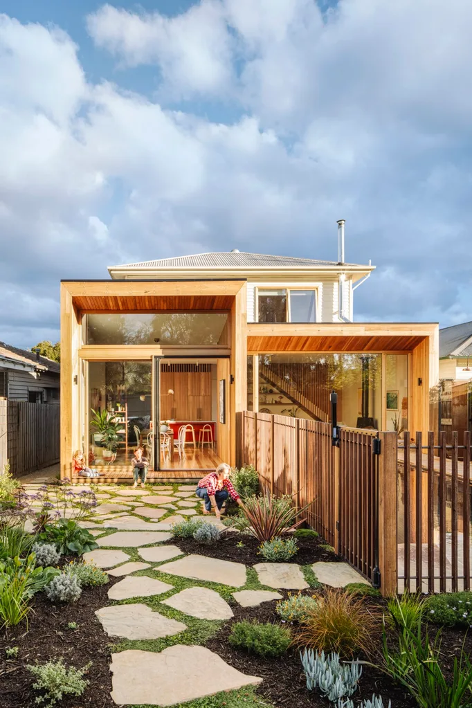 An organic design brings warmth to this timber home in Melbourne | Home ...