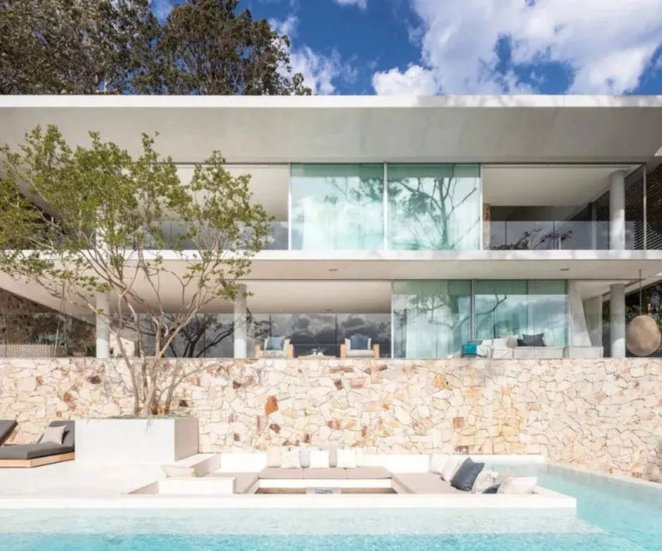 Jennifer Hawkins' Whale Beach mansion finds buyer
