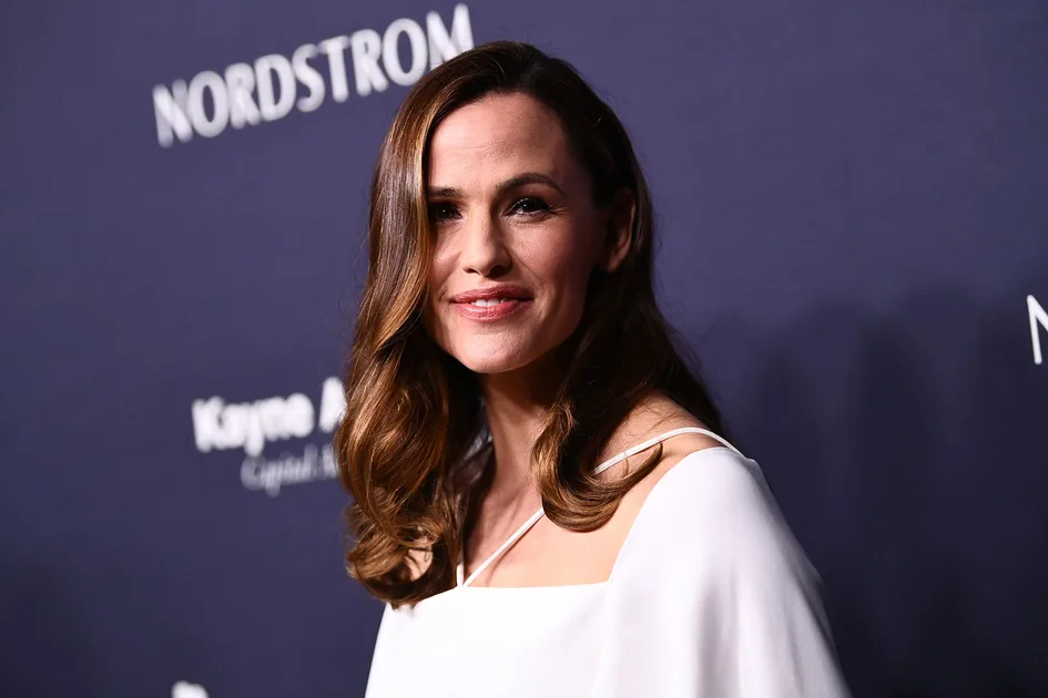 Sneak peek inside Jennifer Garner’s cozy home library