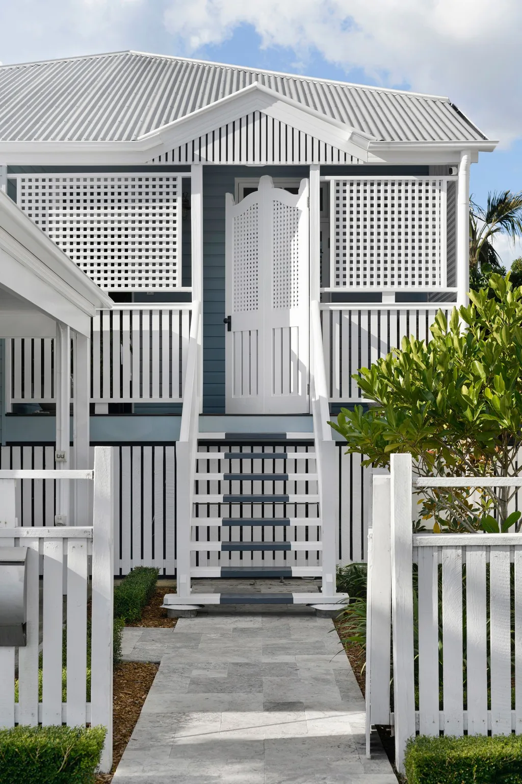These 11 Homes Prove A White Home Exterior Is Superior