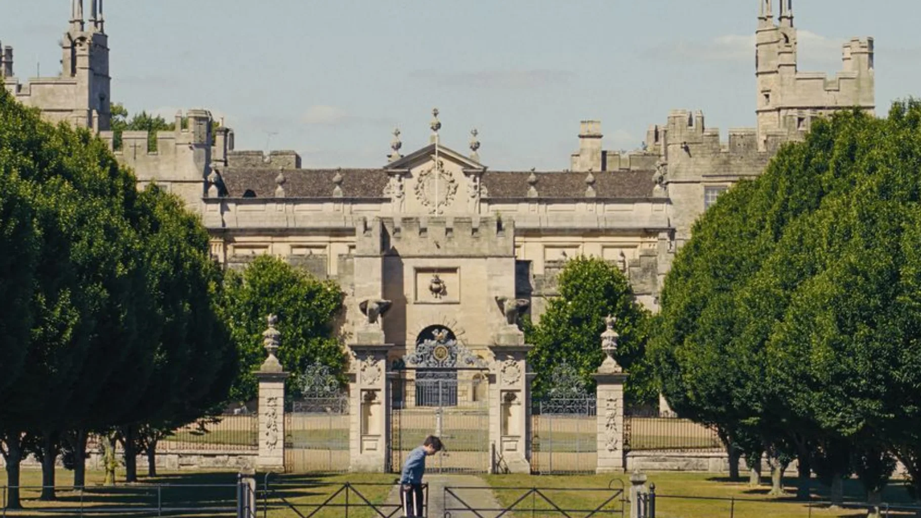 How to create a Saltburn-inspired 'Old Money' home | AWW