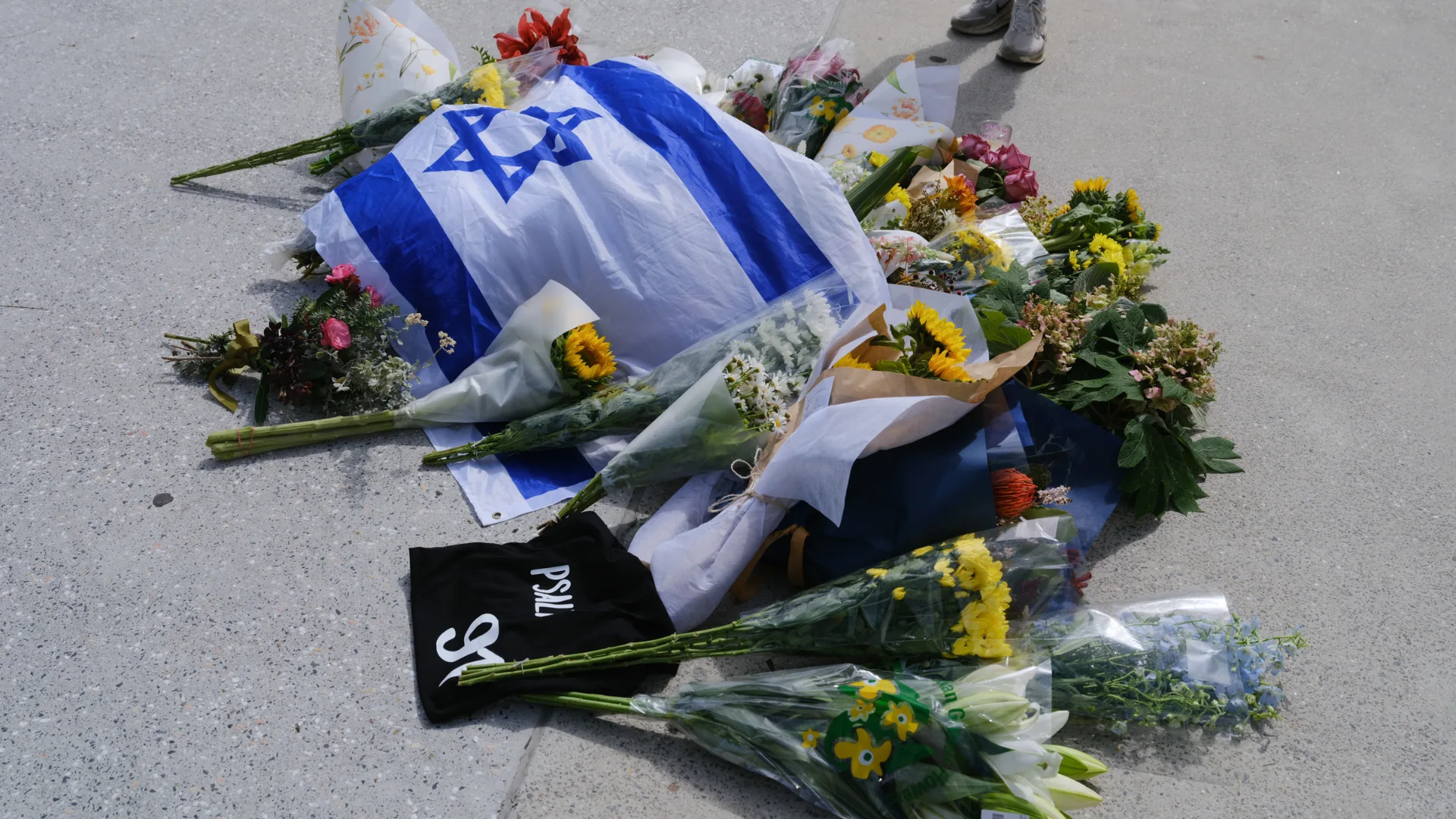 Royals and Politicians tribute victims of Bondi Beach shooting - The ...