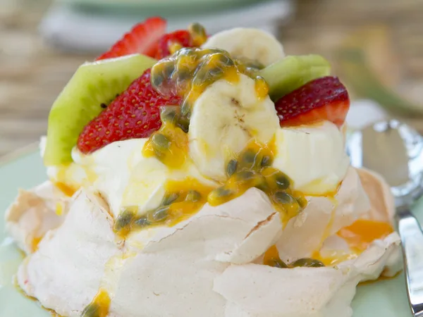 Classic pavlova recipe | Women's Weekly Food