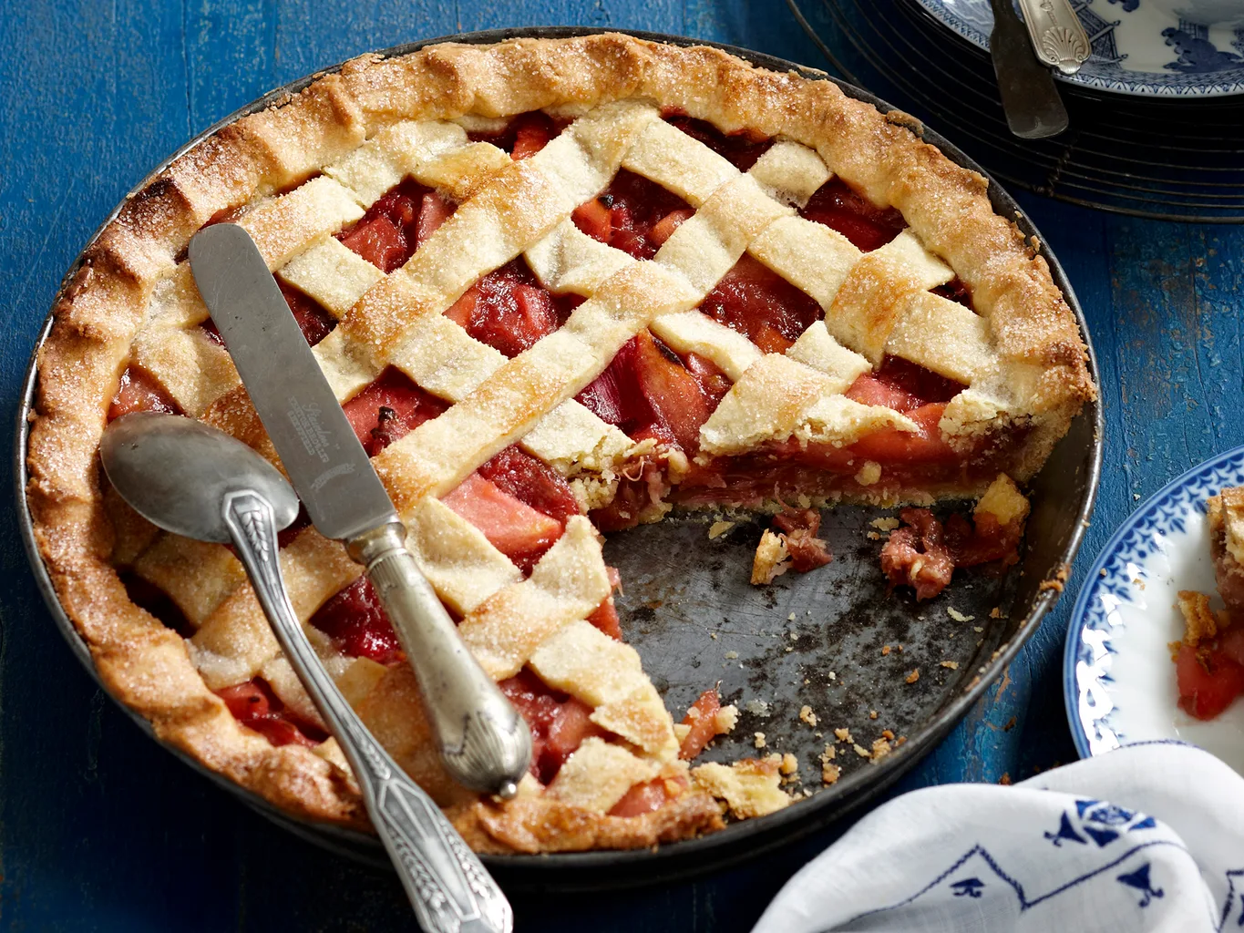 Apple and rhubarb pie | Women's Weekly Food