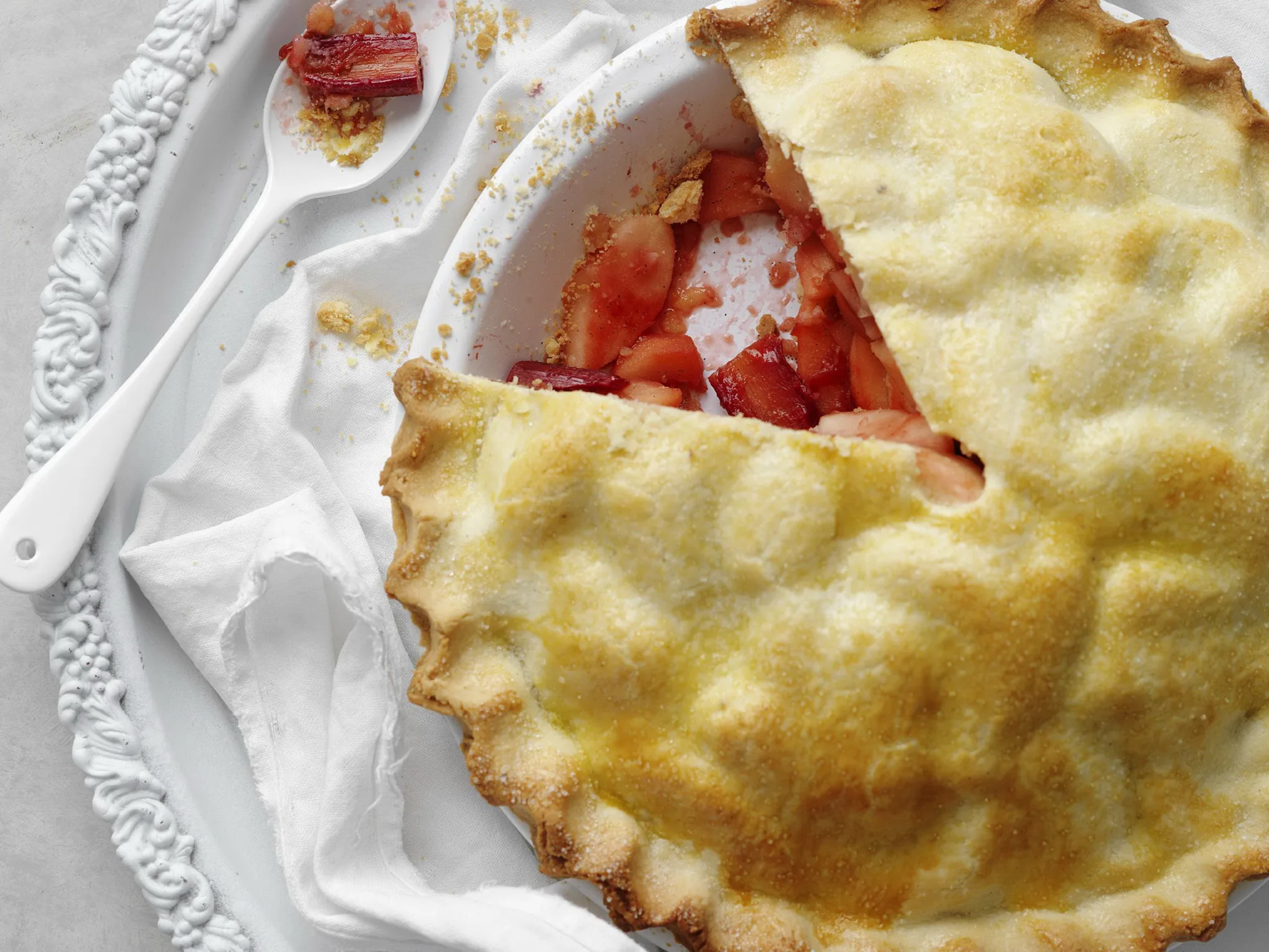 Old-fashioned apple and rhubarb pie | Women's Weekly Food