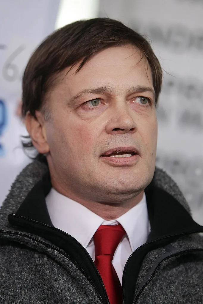 Elle Macpherson and anti-vaxxer Andrew Wakefield are dating