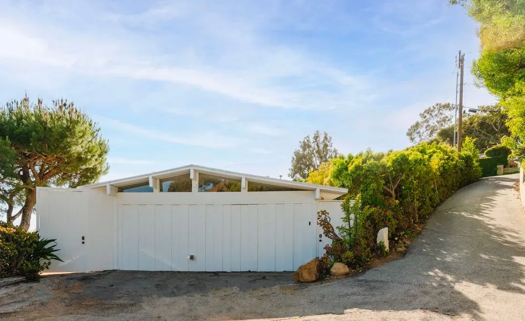 Inside Emma Stone’s Luxurious And Sun-Drenched $6.4 Million Malibu Home