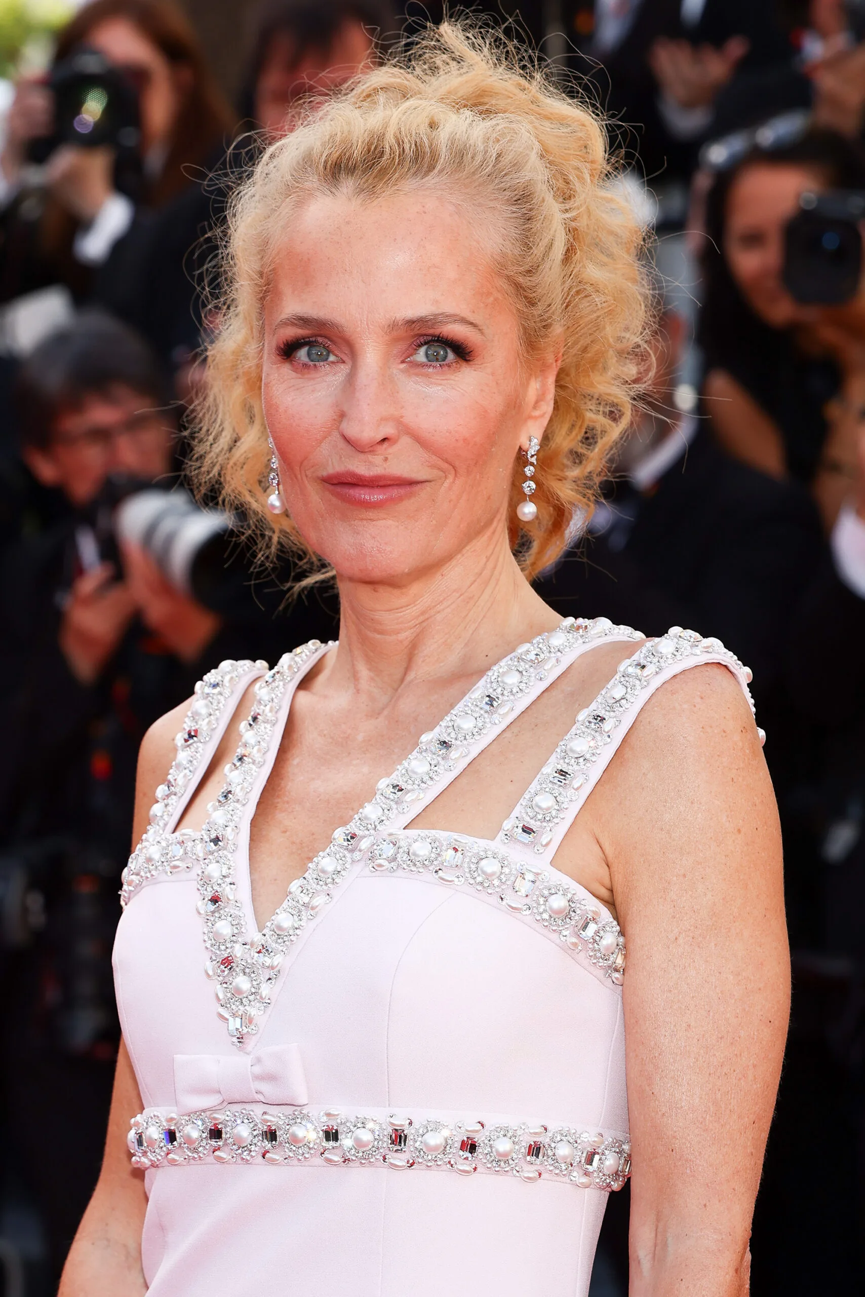 Gillian Anderson's Cannes Beauty Look Was A Masterclass In Timeless ...