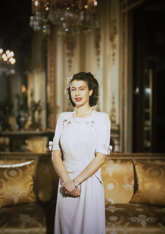 Queen Elizabeth II Young: 11 Rare Photos Of The Queen In Her Teens & 20s