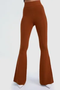 What To Wear On Your Next Flight: 8 Best Plane Outfits