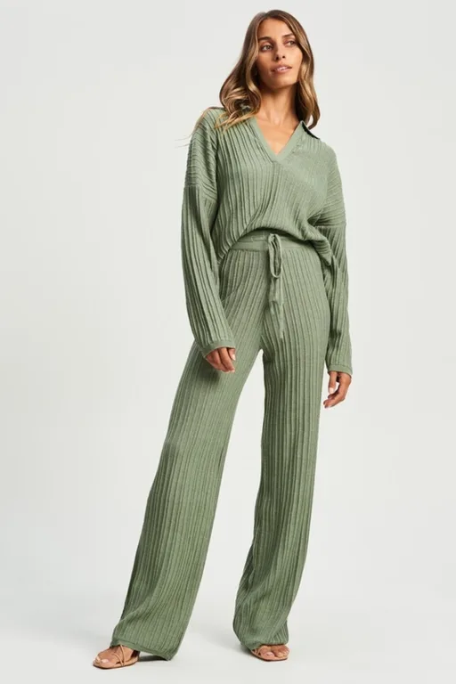 What To Wear On Your Next Flight: 8 Best Plane Outfits