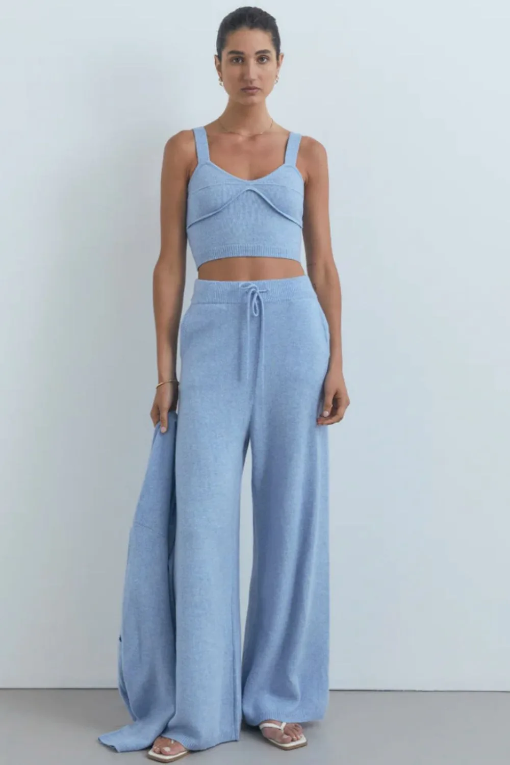 What To Wear On Your Next Flight: 8 Best Plane Outfits