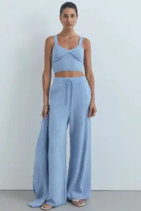 What To Wear On Your Next Flight: 8 Best Plane Outfits