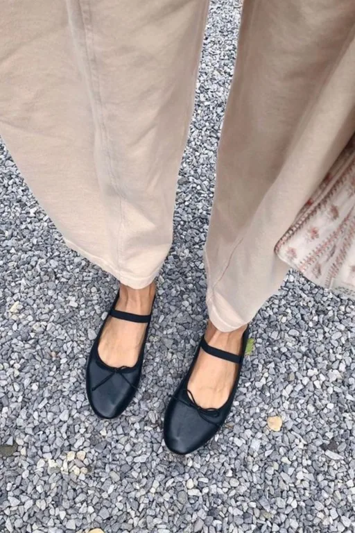 How To Stop Ballet Flats From Smelling, According To A Podiatrist