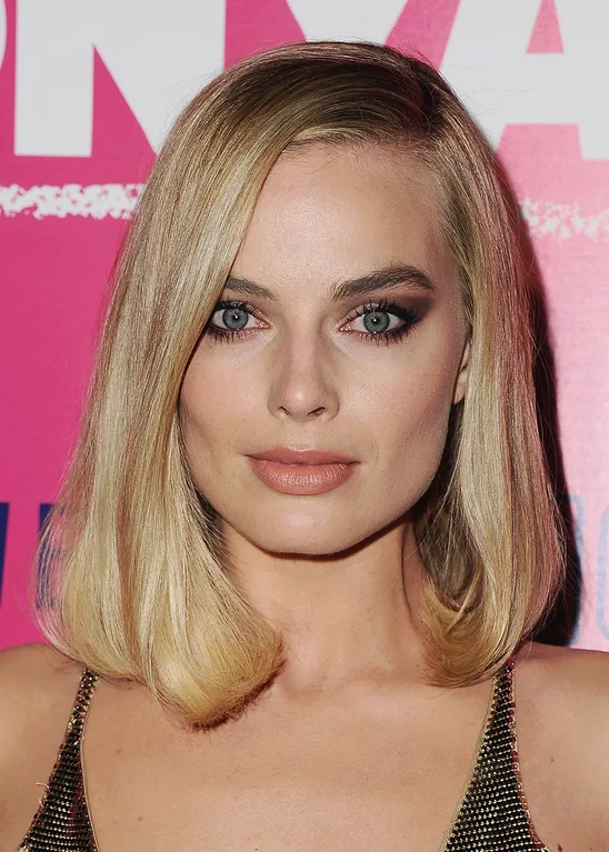 Margot Robbie Stuns At I Tonya Premiere In Gold Versace Gown