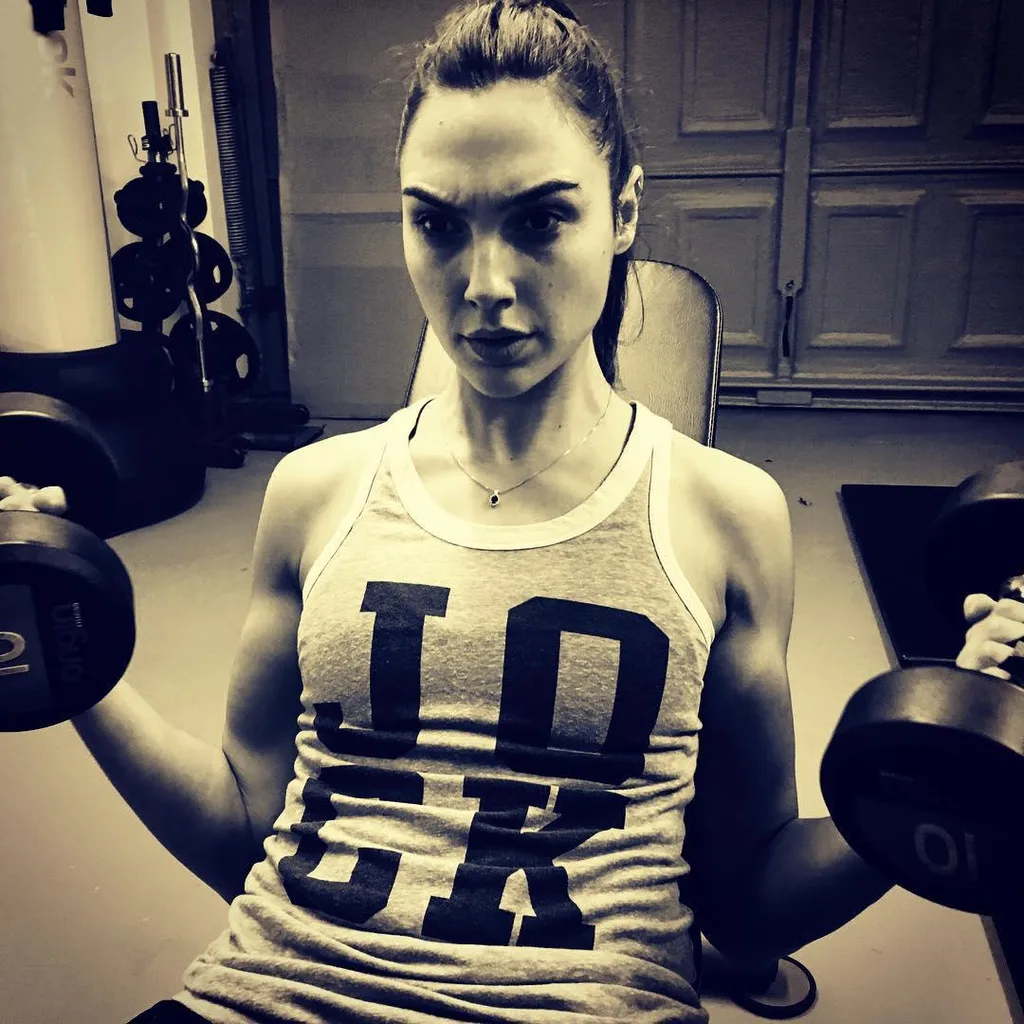 8 Female Celebrities With Amazing Arms
