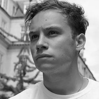 Meet Finn Cole, Margot Robbie's Co-star In 'Dreamland'