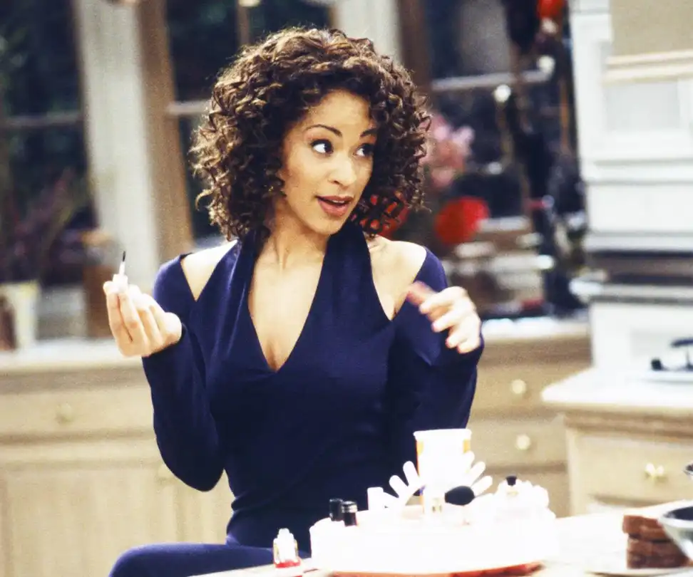 Hilary Banks: 90s Fashion Icon & Outfit Inspiration