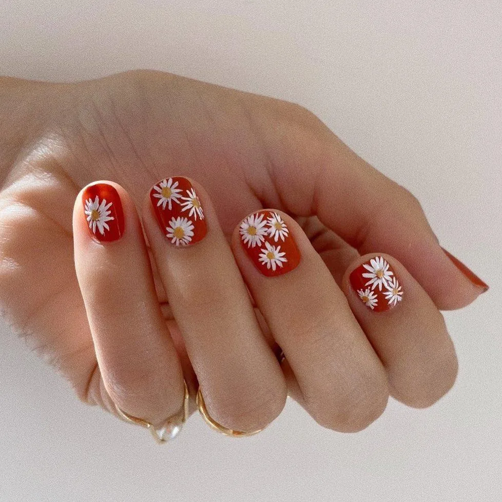 Daisy Nails Trend: ‘60s-Inspired Spring Manicure | ELLE